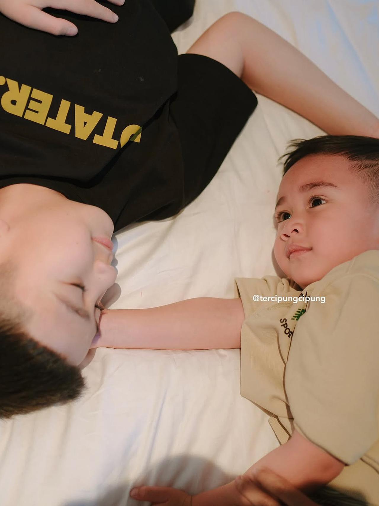 7 Potret Bromance Rafathar dan Rayyanza Main Bareng, Kakak Beradik Menggemaskan