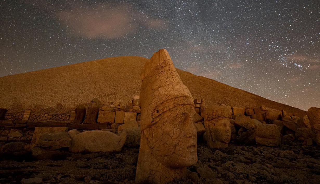FOTO: Patung Kepala Batu Besar di Situs Arkeologi Gunung Nemrut - Foto ...