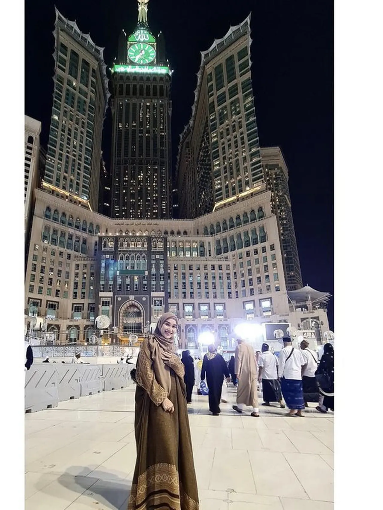 5 Potret Ayu Ting Ting Berhijab saat Umrah, Kenakan Gamis dari Ivan Gunawan Hingga Membawa Tas ...