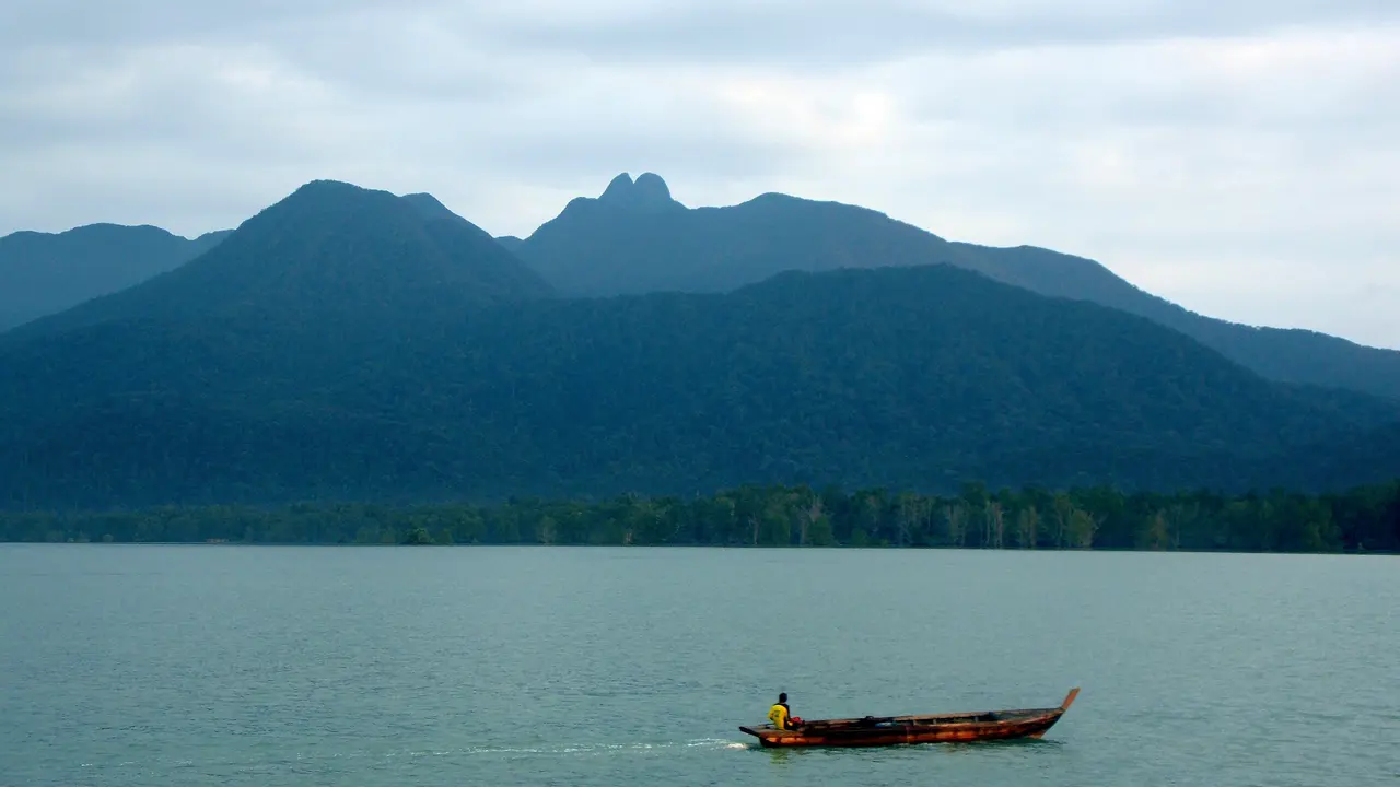 6 Fakta Menarik Gunung Daik yang Ketiga Puncaknya Dipercaya Dihuni ...