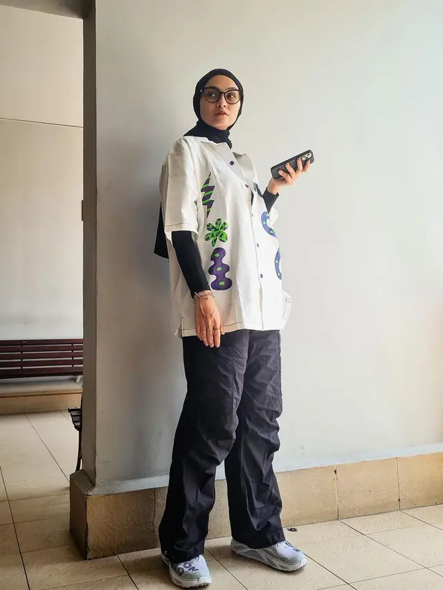 6 Gaya Berhijab Zee Zee Shahab bak ABG, Inspirasi Padu Padan Kemeja ...