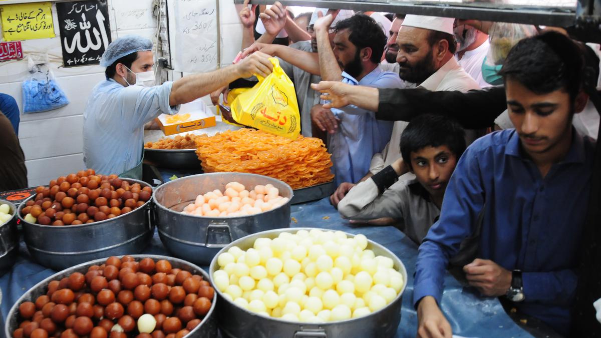 FOTO: Tradisi Penganan Manis Idul Fitri di Pakistan - Foto Liputan6.com
