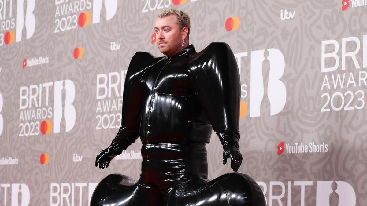Gaya Nyentrik Sam Smith di Britz Awards, Curi Atensi Pakai Baju Balon