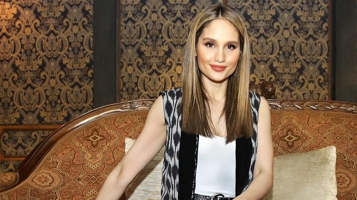 Cinta Laura Bongkar Isi Tas Gucci Miliknya, Ada Apa Saja?