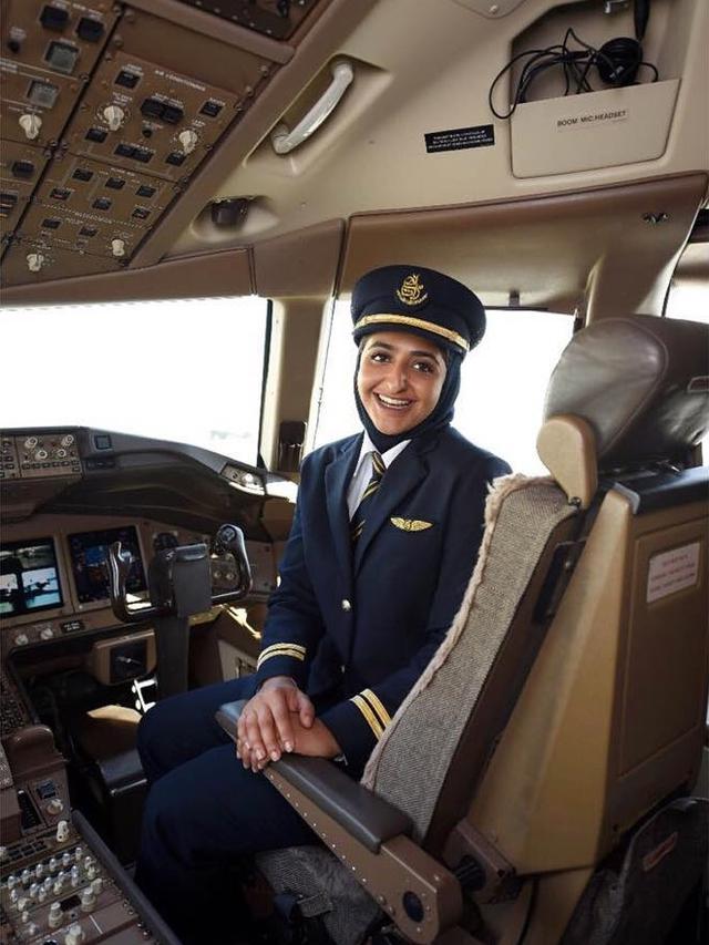 Sosok Sheikha Mozah, Pilot Wanita Pertama dari Keluarga Bangsawan Dubai - Hot Liputan6.com