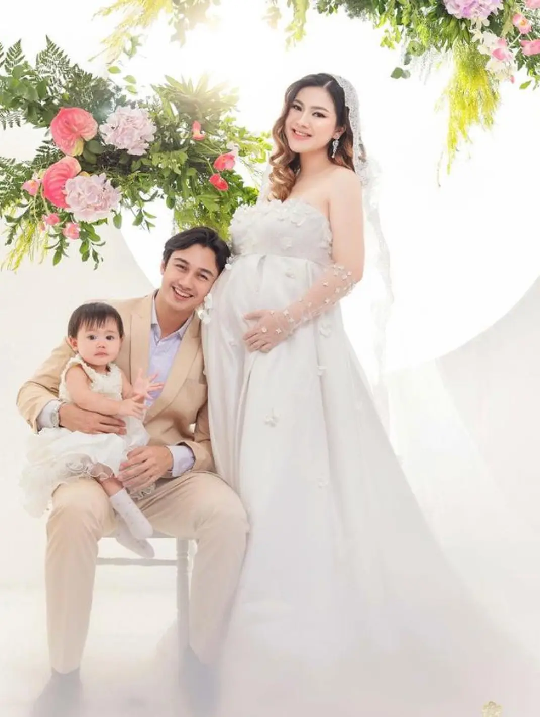 6 Potret Felicya Angelista Bergaun Putih saat Maternity Shoot Bareng Caesar Hito, Bak Pengantin ...