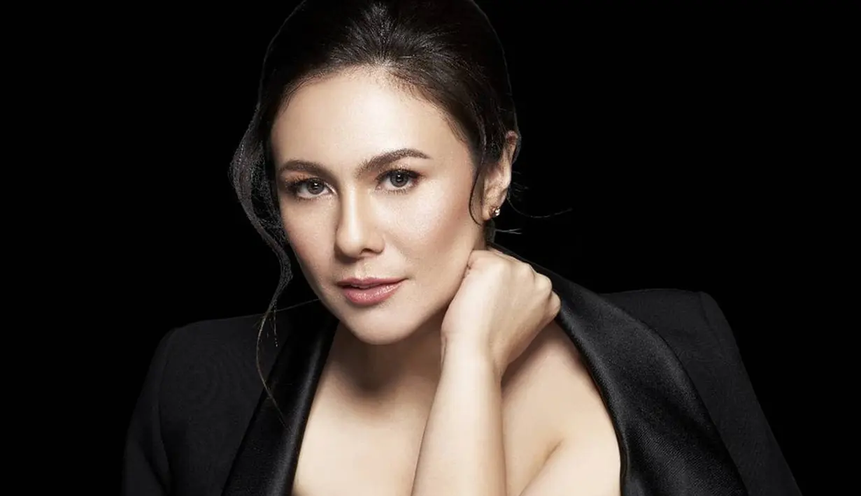 FOTO: Gaya Wulan Guritno Pakai Blazer, Tetap Menawan - Foto Liputan6.com
