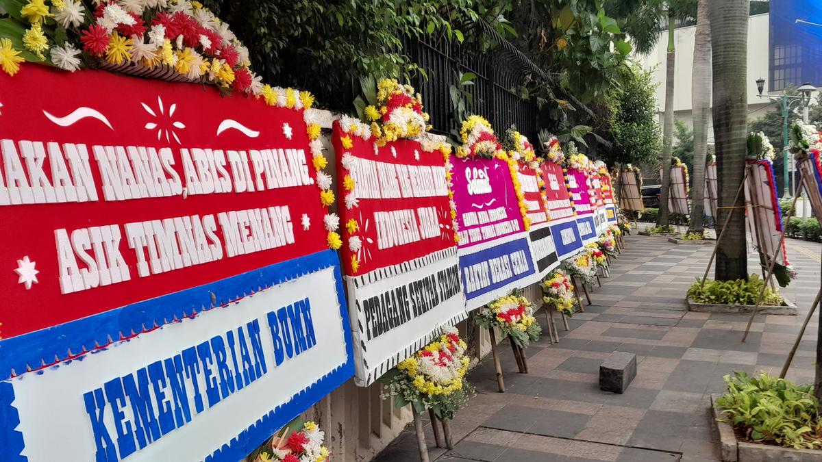 Karangan Bunga Hiasi Bundaran HI, Timnas Indonesia Dapat Pantun dari ...