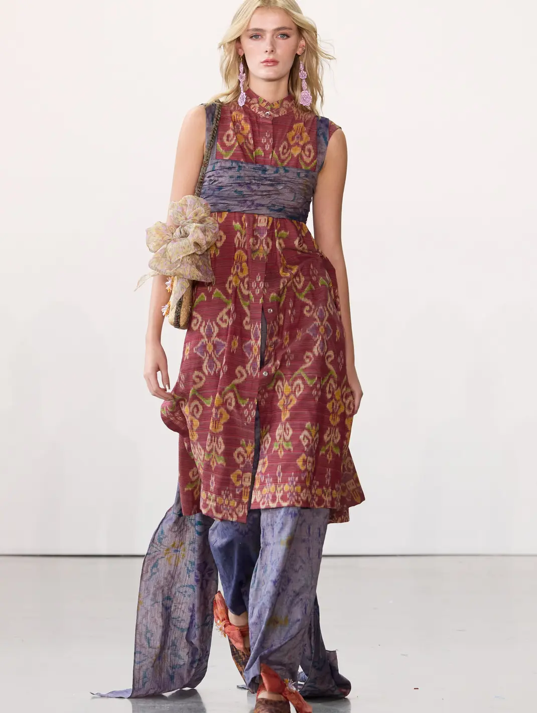 10 Potret Koleksi ‘Wiron” Didiet Maulana di New York Fashion Week ...