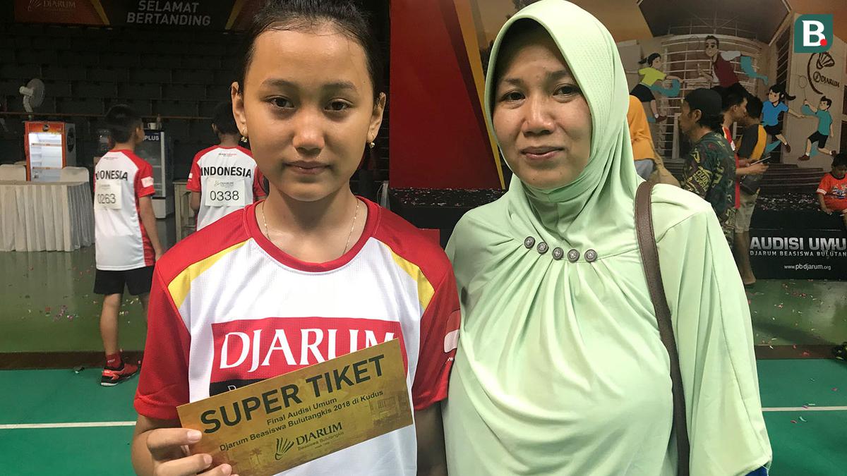 Tangis dan Pelukan Haru Ibu-Anak di Audisi Umum Djarum Kudus - Ragam Bola.com