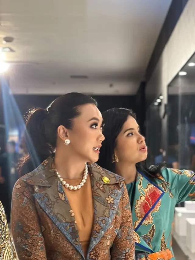 Gaya Kembar Istri Menteri Annisa Pohan dan Ayu Heni Rosan di Reopening Museum Nasional Indonesia ...