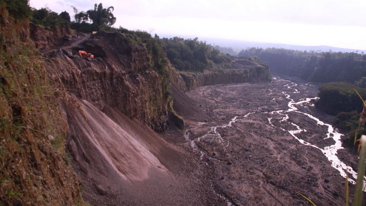 Ancaman Tambang Pasir di Kaki Gunung Merapi