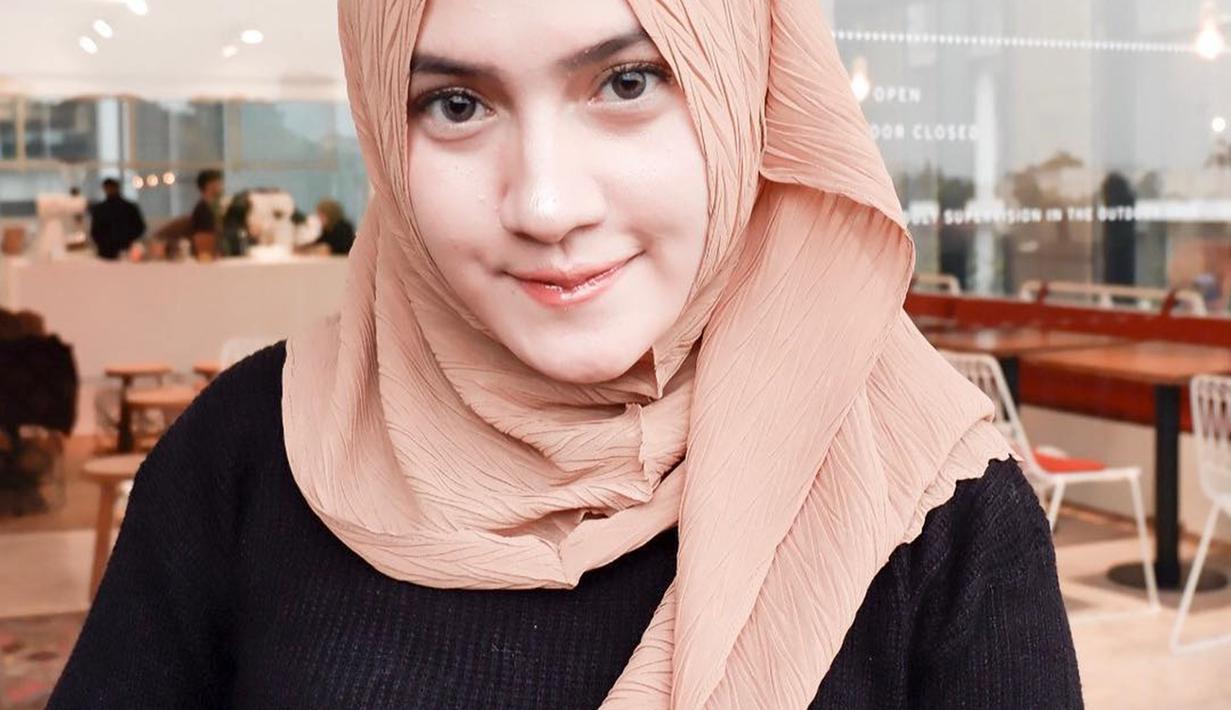 FOTO: 4 Potret Silvia Anggraini, Wanita Berhijab yang Dikabarkan Dekat ...