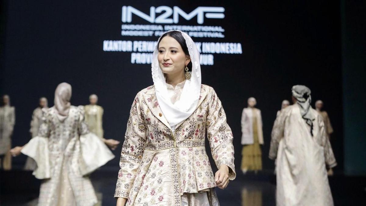 6 Pesona Elegan Wakil Menteri Termuda Dyah Roro Jadi Model Catwalk, Bak ...
