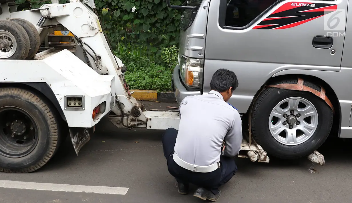 FOTO: Nekat Parkir Sembarangan, Mobil-Mobil di Tebet Diderek Petugas ...
