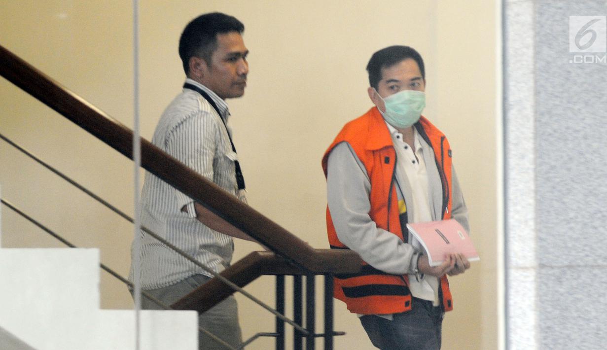FOTO: Pakai Masker, Pengacara Alfin Suherman Jalani Pemeriksaan ...