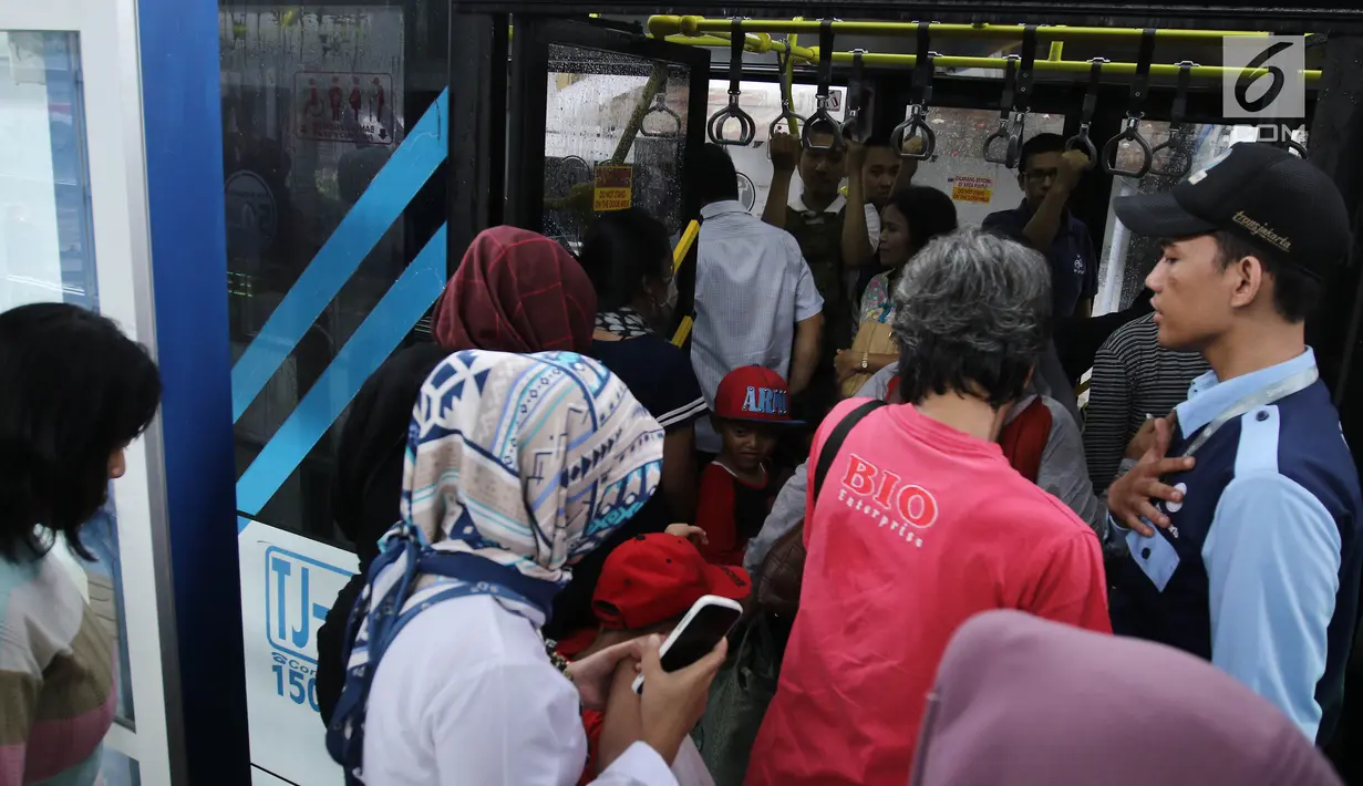 PHOTO: Menikmati Akhir Pekan dengan Menjajal Bus Transjakarta Koridor ...