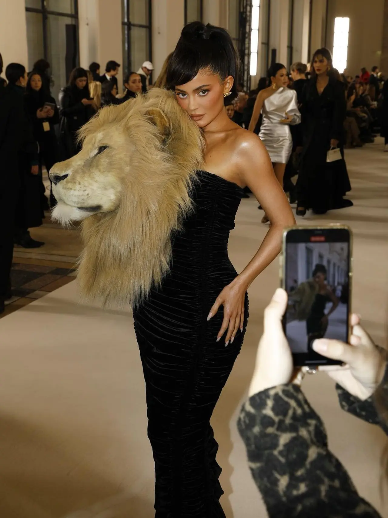 Gaun Kepala Singa Kylie Jenner di Paris Fashion Week 2023, Dipuji PETA Dihujat Warganet ...