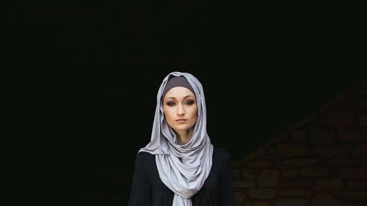 5 Tips Berhijab untuk Wanita Bertubuh Mungil agar Tampil Modis, Tak ...