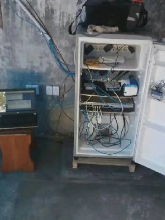 7 Potret Kulkas Rusak Jadi Lemari Ini Isinya Nyeleneh, Bikin Tepuk ...