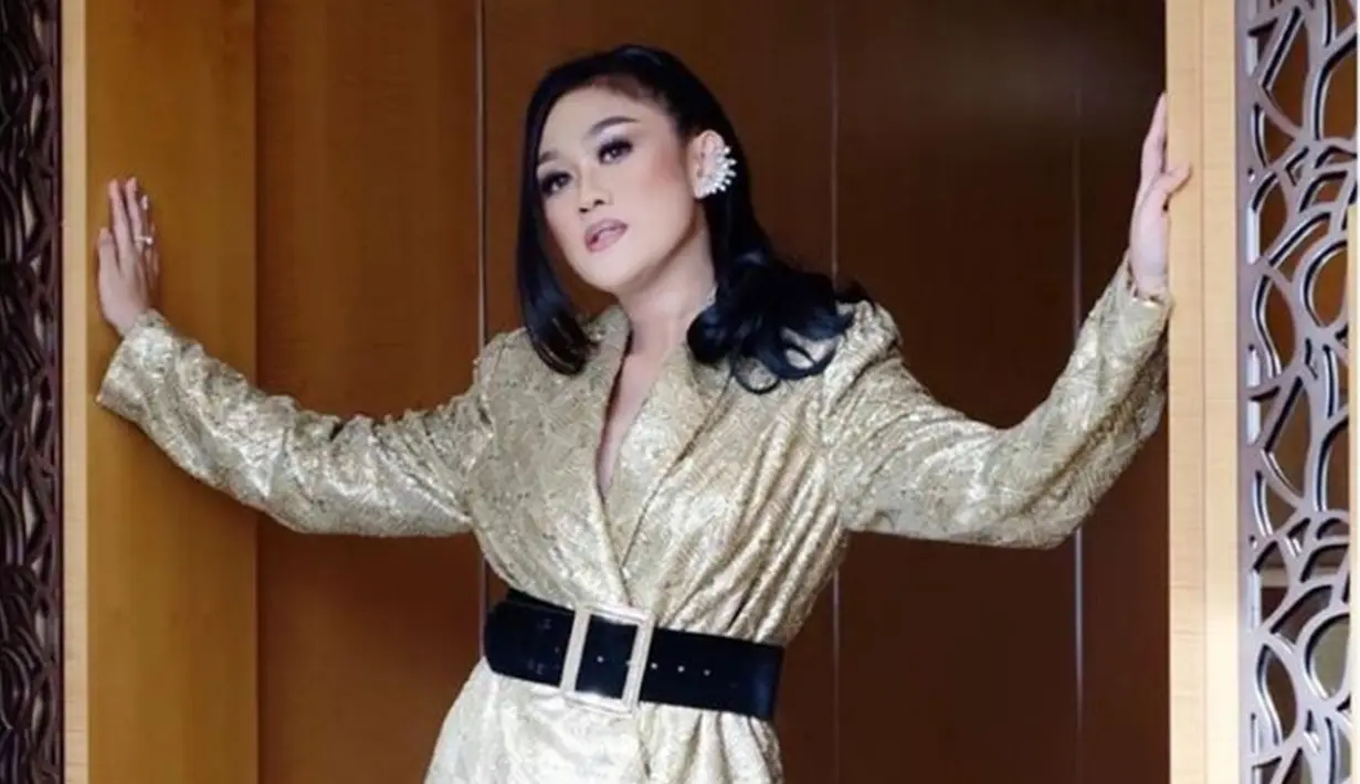 Gaya Glamor Oline Mendeng, Dulu Terkenal Perankan Susi di Serial Sitkom ...