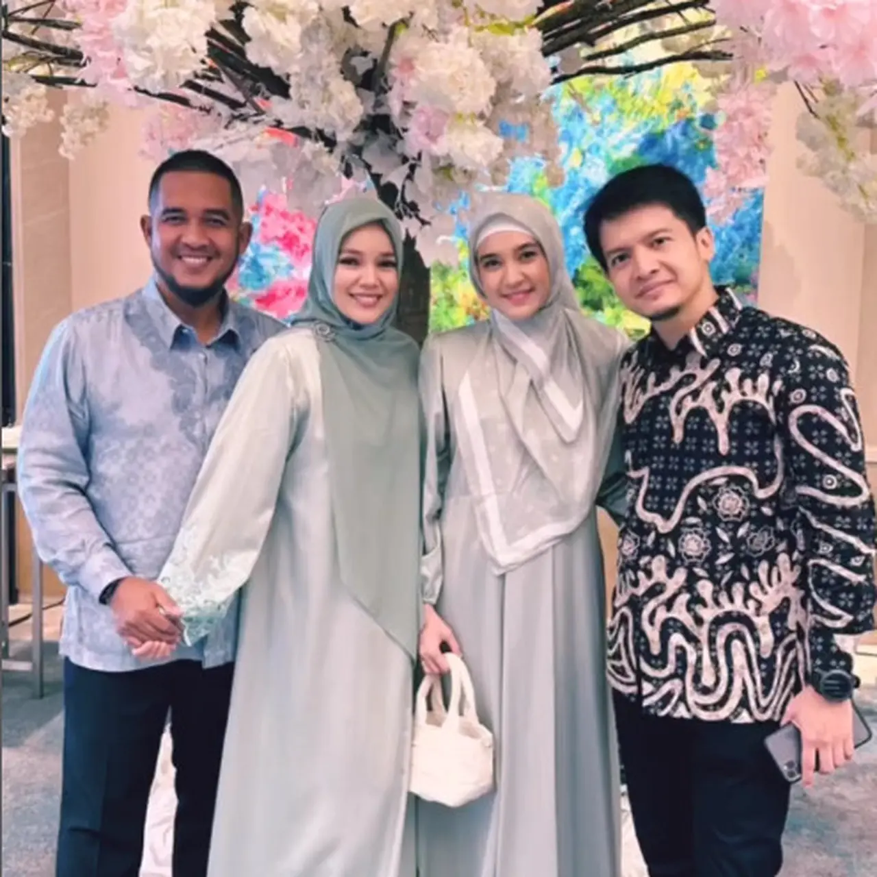 12 Tahun Nikah Belum Punya Anak, Ini 6 Potret Terbaru Dewi Sandra Makin Religius - Hot Liputan6.com