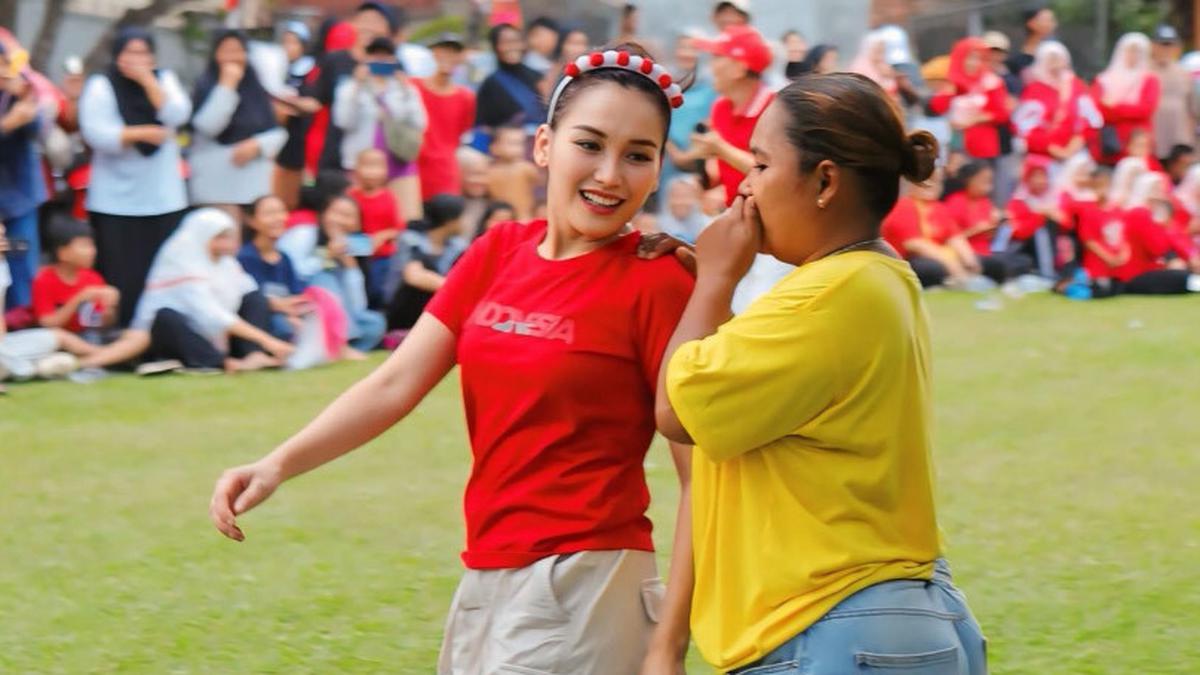 6 Potret Gaya Santai Ayu Ting Ting Tak Canggung Ikut Lomba 17 Agustusan Bersama Warga di ...