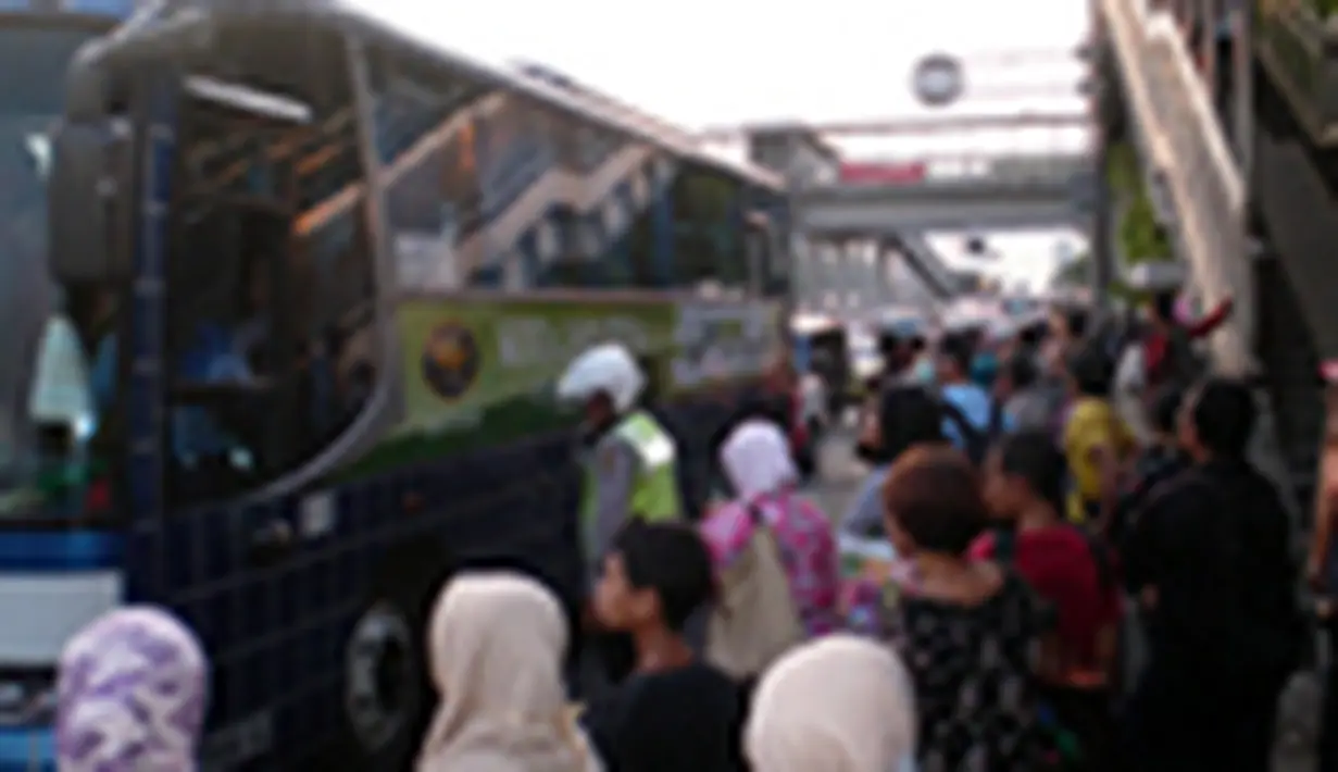 Penumpang Berdesakan di Halte Plaza Semanggi - Foto Liputan6.com