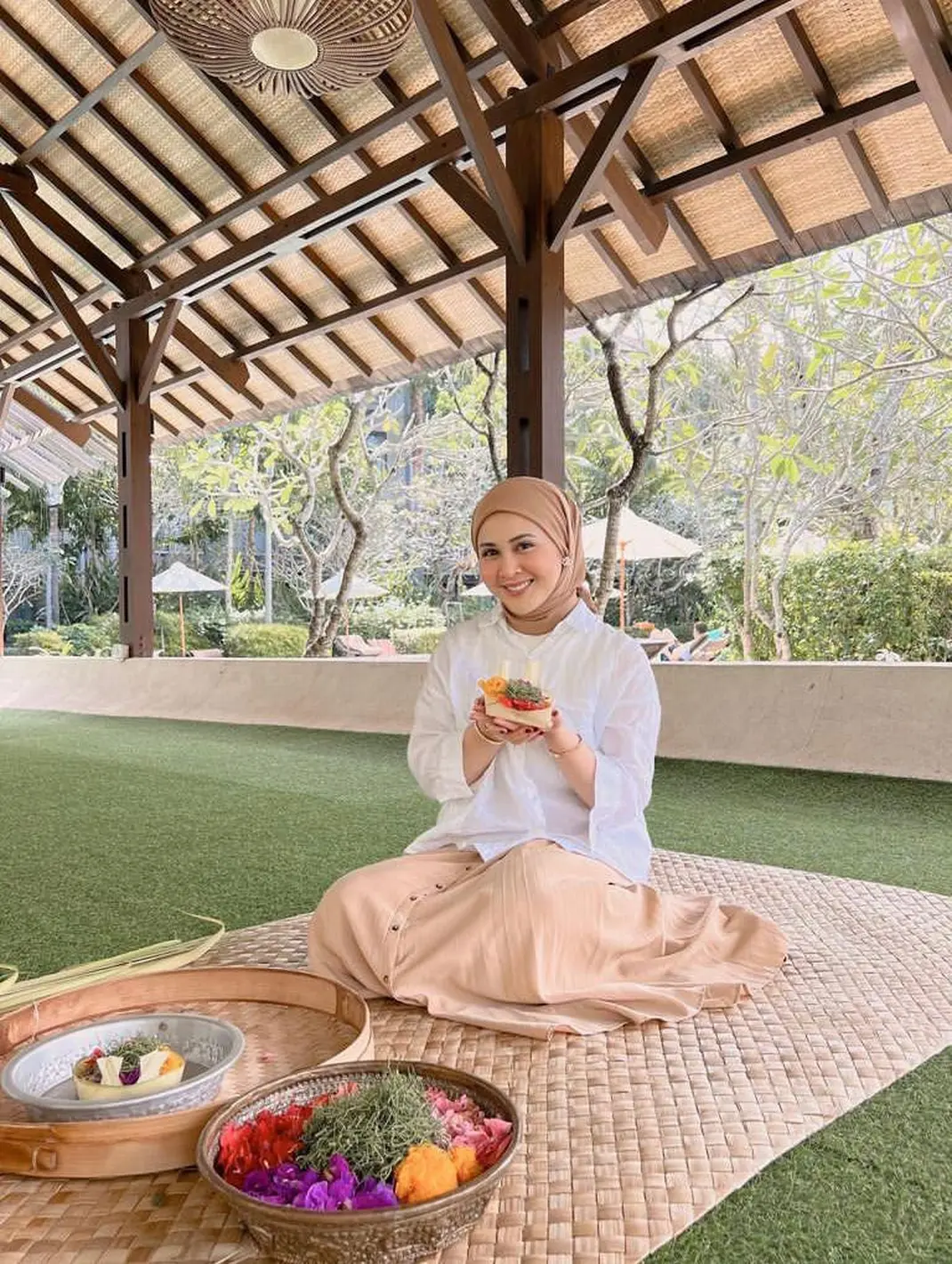 10 Potret OOTD Hijab Kasual Kesha Ratuliu Liburan di Bali Bareng Suami ...