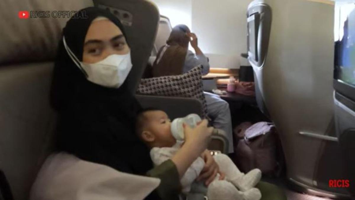 Tips Ria Ricis Bikin Bayinya Tetap Anteng Selama di Pesawat - Lifestyle ...