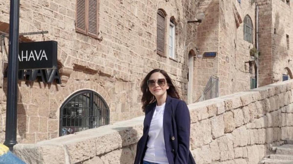 6 Gaya Effortless Maia Estianty Liburan di Israel Pakai Blazer hingga ...