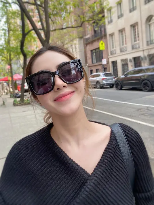 Pesona Syahra Larez dalam Deretan Potret Close Up, Kini Makin Cantik ...