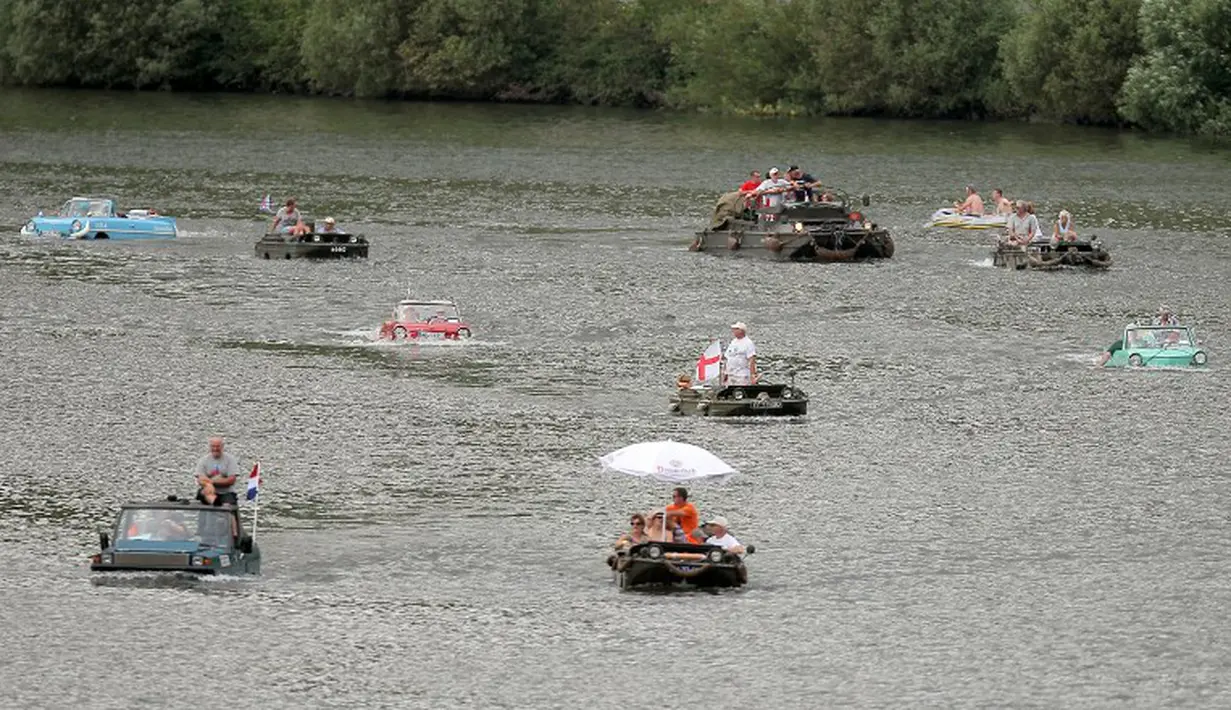 Puluhan Mobil Asyik Berenang di Jerman - Foto Liputan6.com
