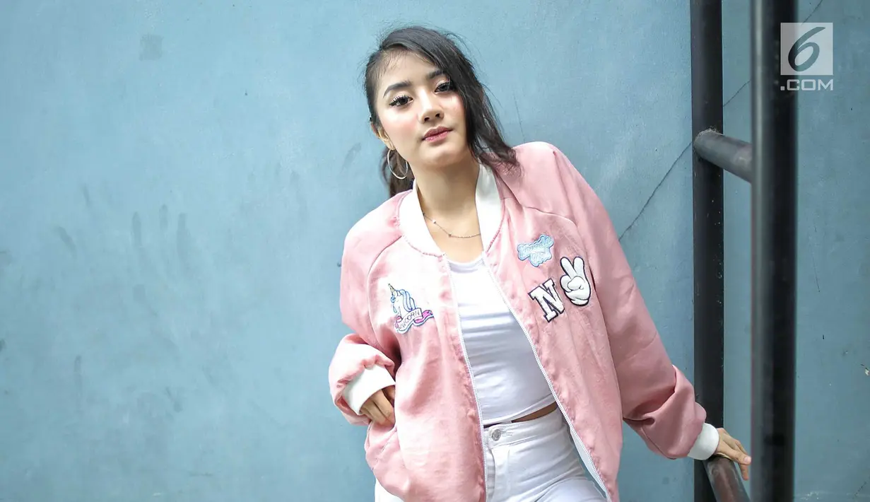 FOTO: Ghea Youbi, Si Cantik yang Dituding Jiplak Lagu Lagi Syantik ...