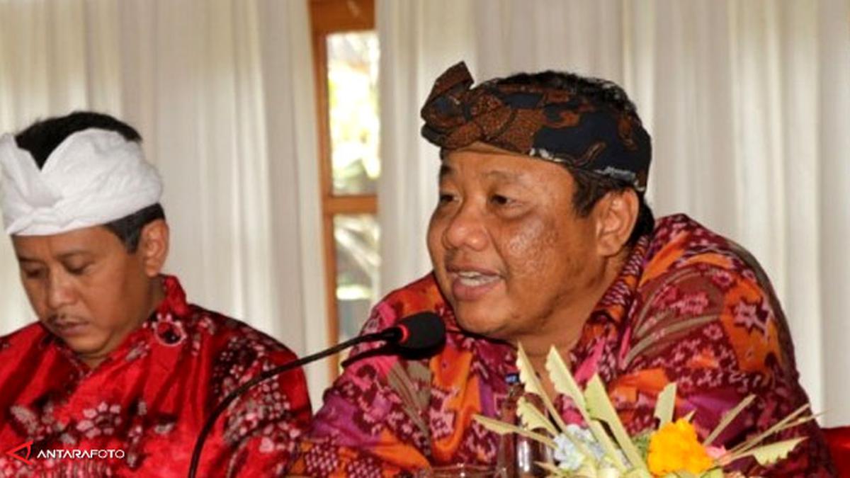 Pilkada Bali, Cagub Puspayoga Ikut Antre di TPS - News Liputan6.com