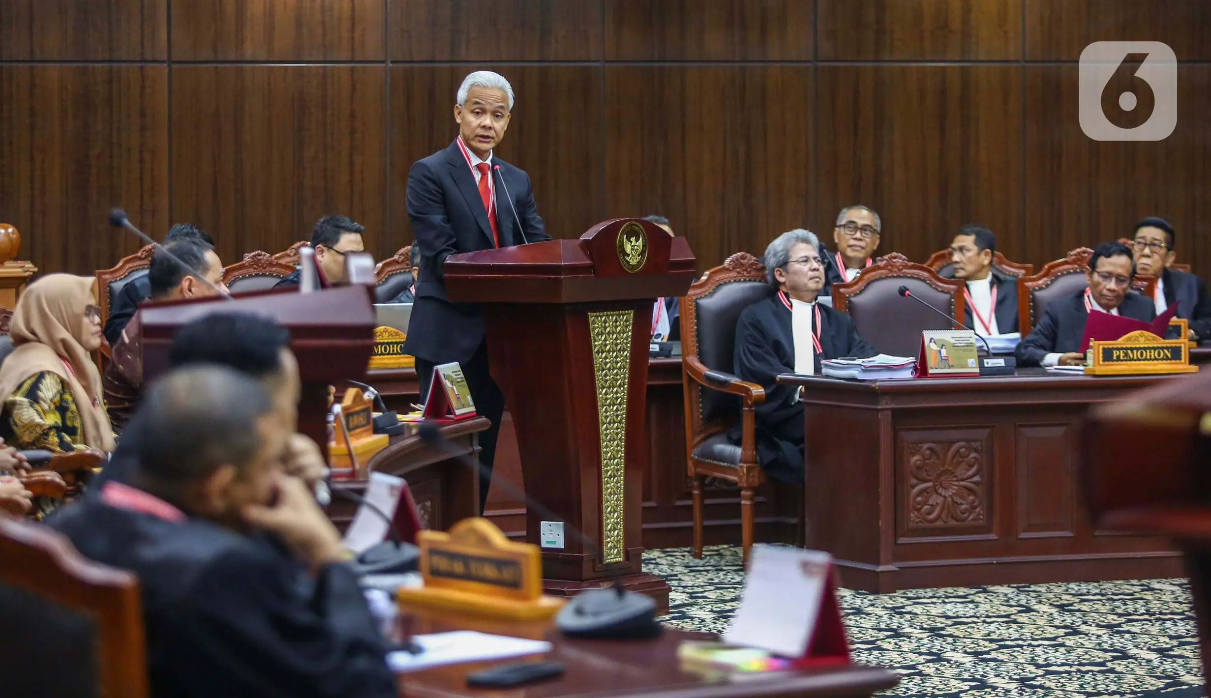 Gaya Ganjar Mahfud Hadiri Sidang Perdana Sengketa Pilpres 2024 Foto