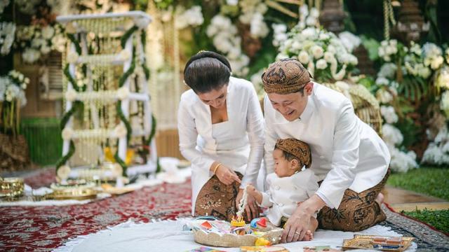6 Potret Prosesi Tedhak Siten Anak Kedua Titi Rajo Bintang, Berlangsung ...