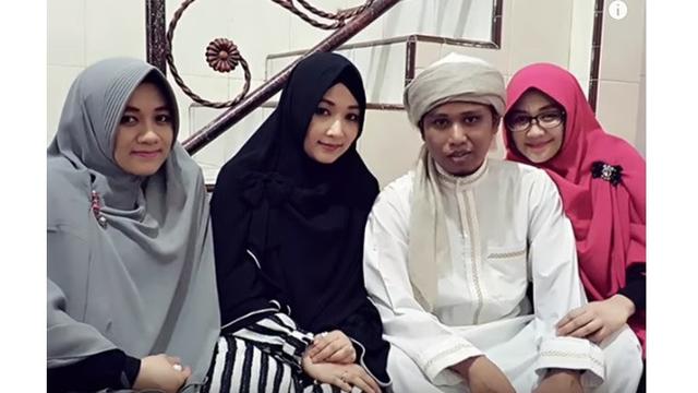 Resmi Jadi Anggota DPR RI, Ini 6 Potret Lora Fadil Bareng Tiga Istrinya ...