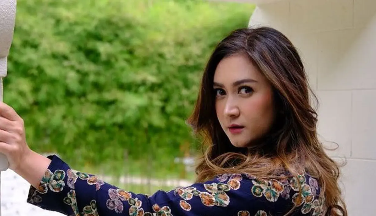 Mengaku Ogah Nikah, Ini 6 Potret Cantik Nafa Urbach yang Disebut Seperti Bidadari - Photo Fimela.com