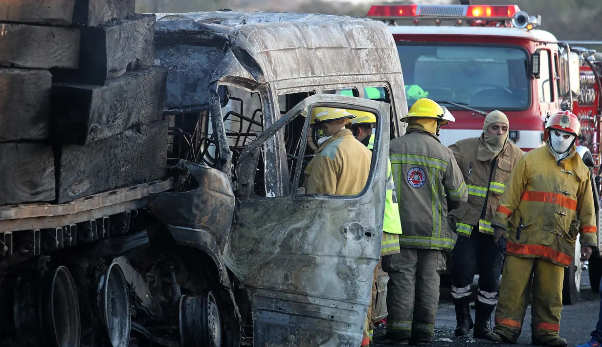 FOTO: Van Berisi Keluarga Tabrak Truk di Meksiko, 14 Orang Tewas - Foto ...
