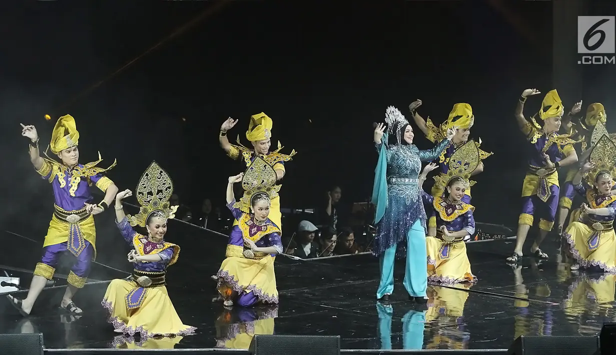FOTO: Siti Nurhaliza Tampil Memukau Saat Konser di Jakarta - Foto Liputan6.com
