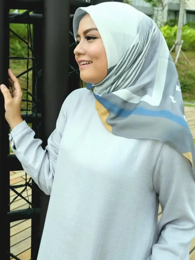 Potret Tika Ramlan Dalam Balutan Hijab, Tetap Stylish & Cantik - Islami ...