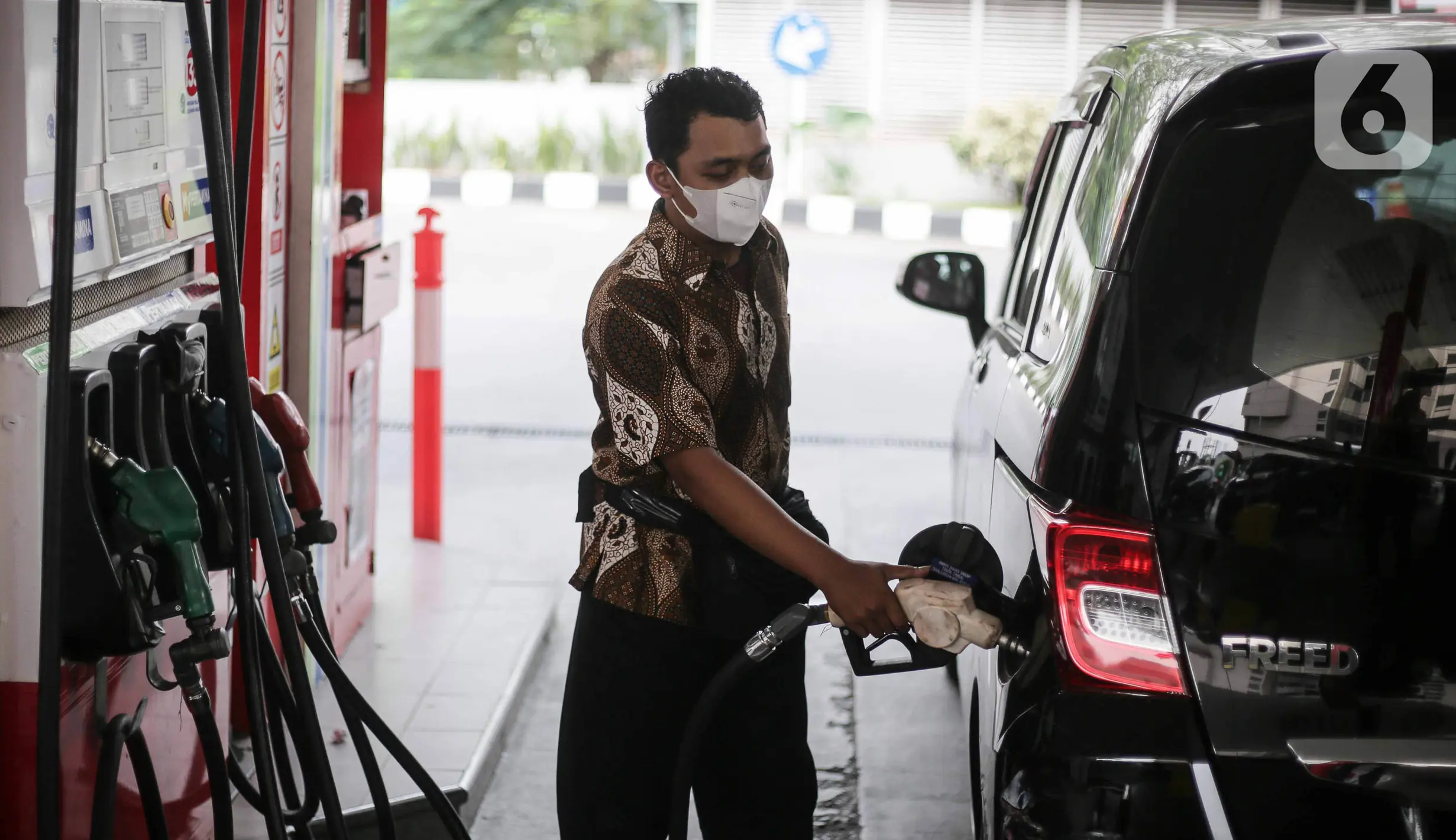 Peringati Hari Batik Nasional, Petugas SPBU ini Tampil Beda - Foto ...