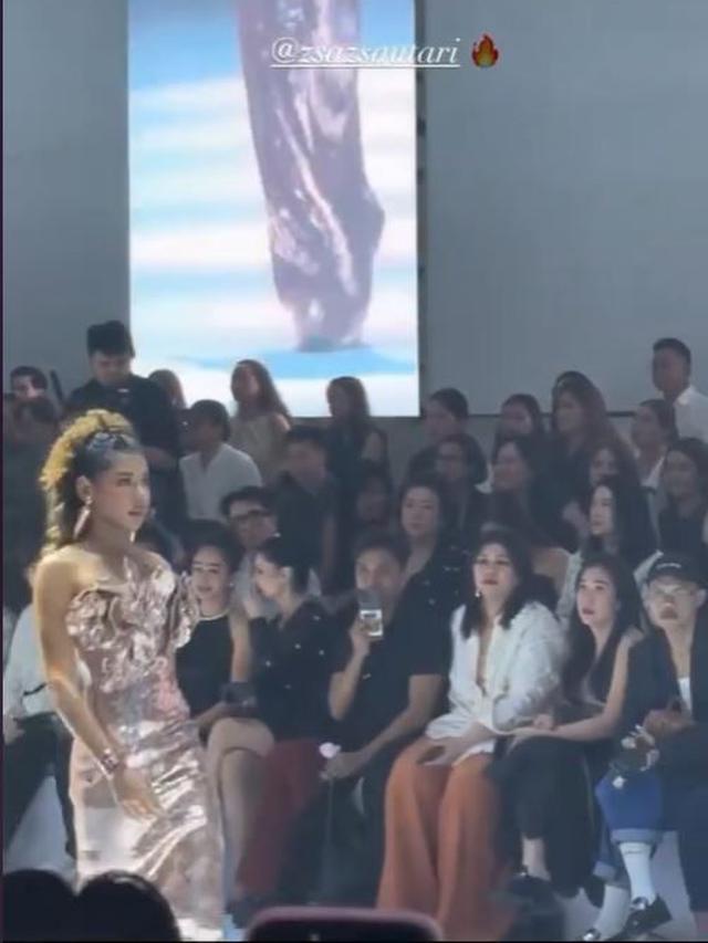 6 Potret Penampilan Zsa Zsa Utari Catwalk di JFW, Didukung Ikut Miss ...