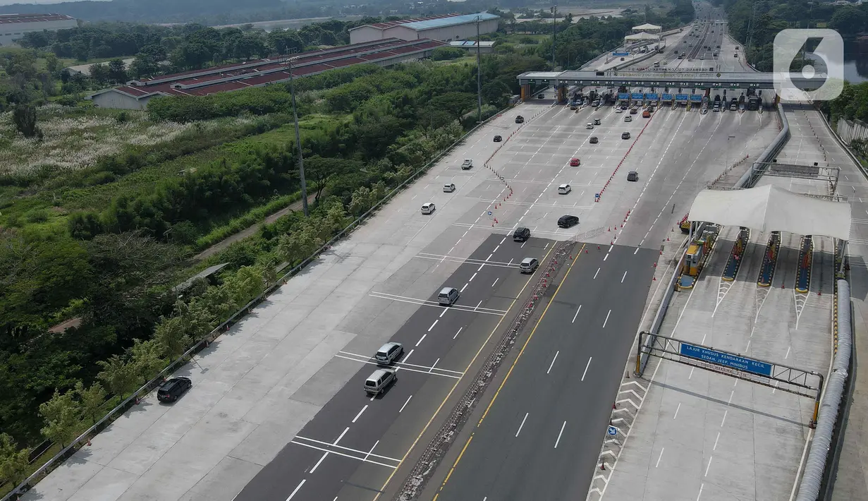 H-2 Lebaran 2024, Arus Lalu Lintas di Gerbang Tol Cikatama Ramai Lancar - Foto Liputan6.com