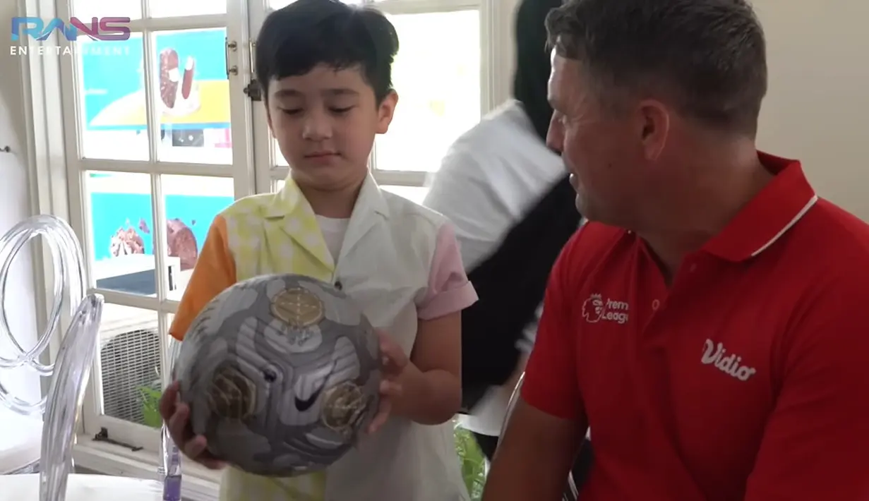 Serunya Ultah Rafathar Malik Ahmad ke-7, Dapat Hadiah Istimewa dari Michael Owen - Foto Liputan6.com