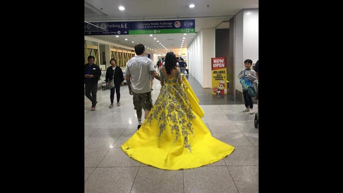 Mengenakan Gaun Berwarna Kuning, Perempuan Ini Sukses Bikin Ayah dan ...