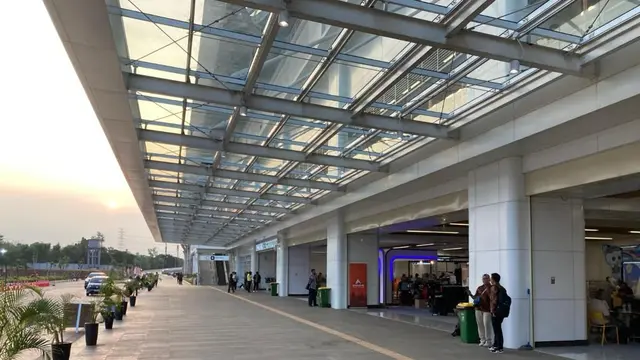 Mau Naik Kereta Cepat Whoosh dari Stasiun Halim, Ini 4 Transportasi ...