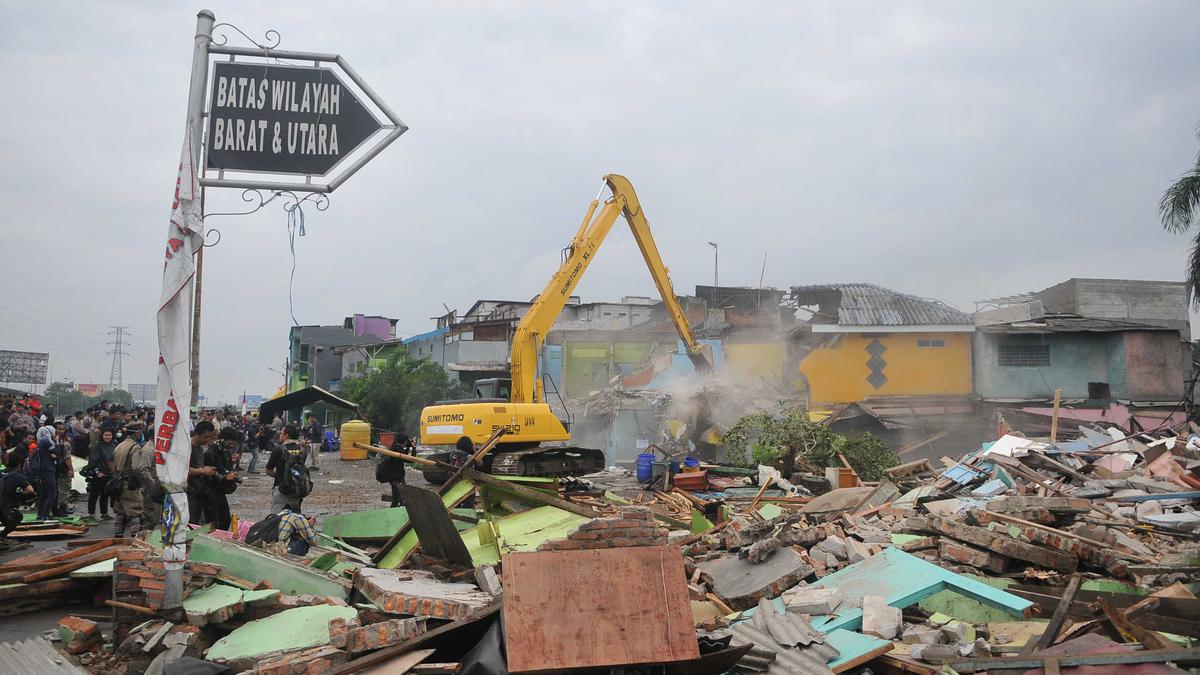 Bertahan Sehari, Masjid di Kalijodo Kini Rata dengan Tanah - News ...