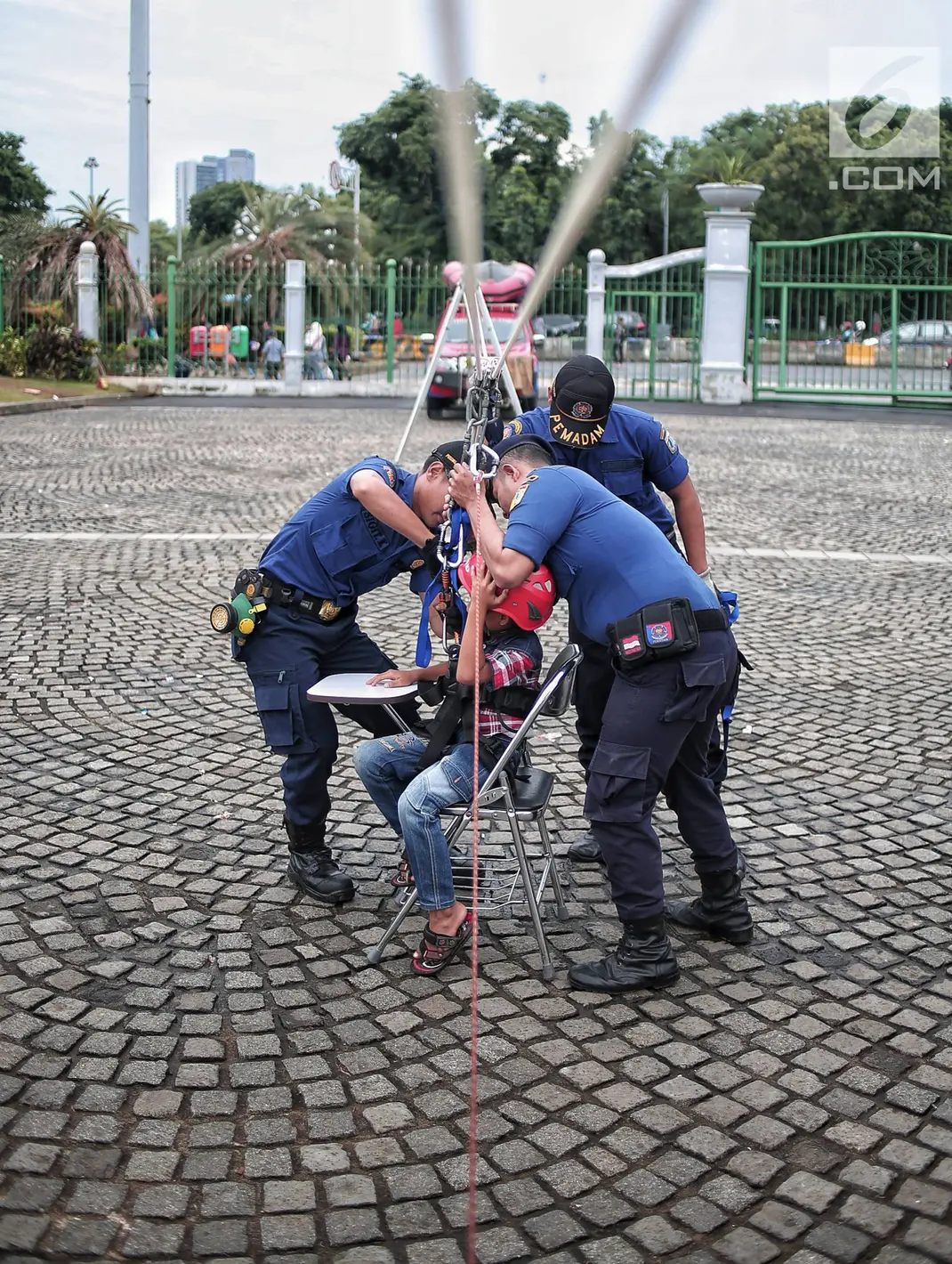 FOTO: Serunya Bermain Flying Fox Gratis di Monas - Foto Liputan6.com